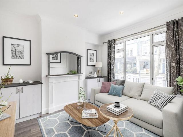 3 bedroom flat for sale