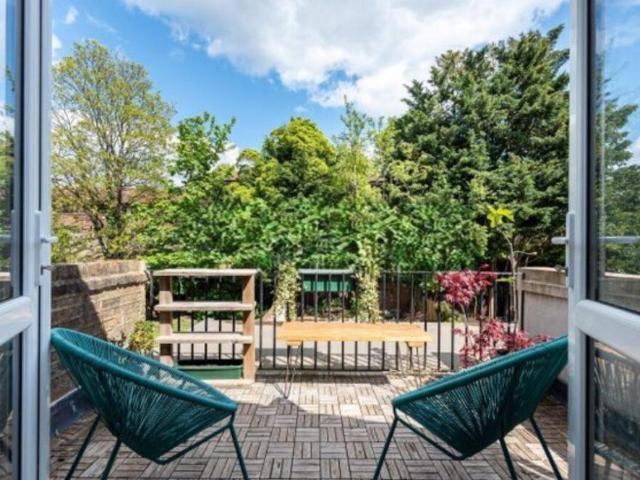 3 bedroom flat for sale