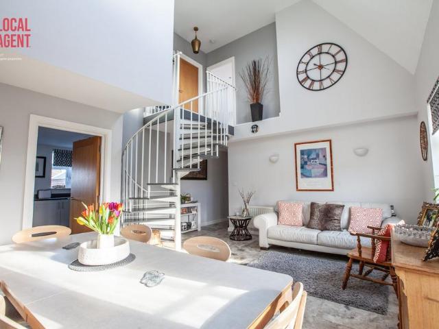 3 bedroom flat for sale