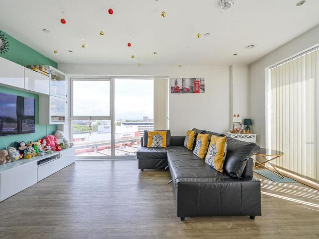 3 bedroom flat for sale