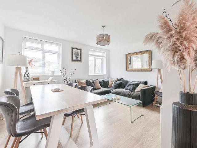 3 bedroom flat for sale