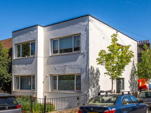 3 bedroom flat for sale