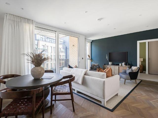 3 bedroom flat for sale