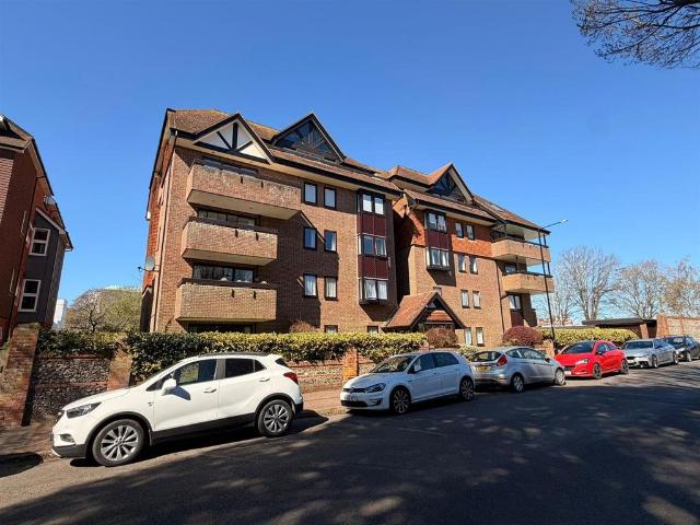 3 bedroom flat for sale