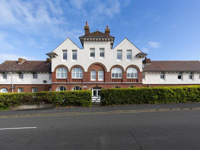 3 bedroom flat for sale