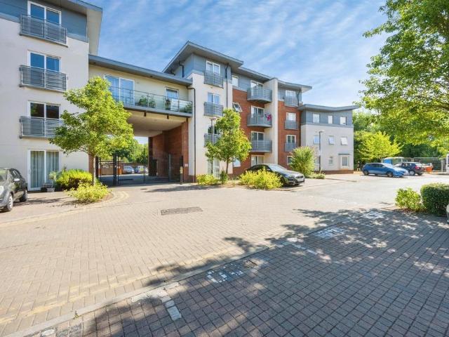 3 bedroom flat for sale