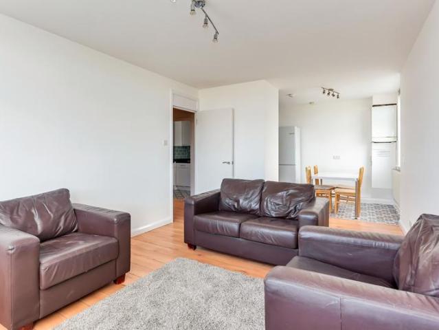 3 bedroom flat for sale