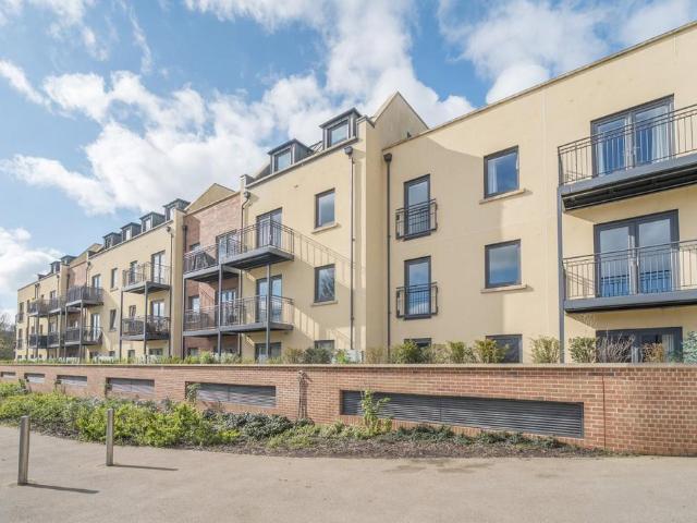 3 bedroom flat for sale