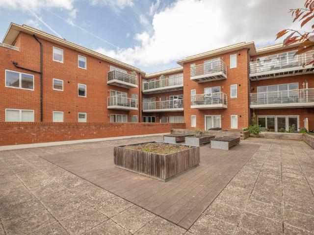 3 bedroom flat for sale