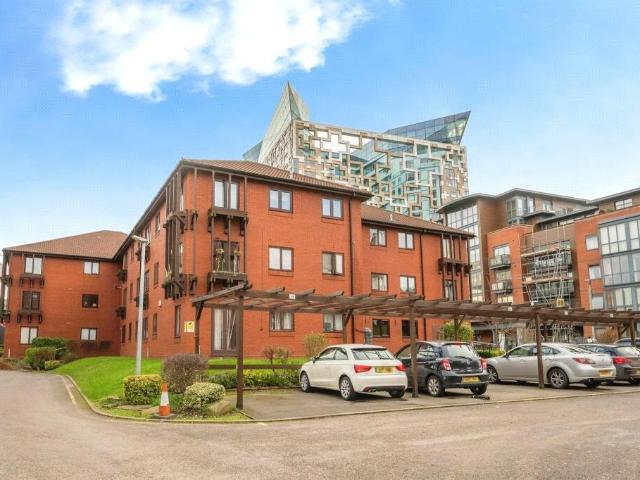 3 bedroom flat for sale