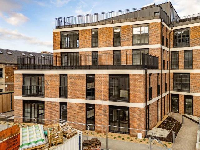 3 bedroom flat for sale