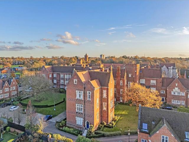 3 bedroom flat for sale