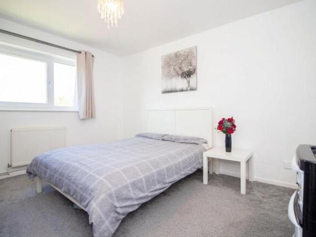 3 bedroom flat for sale in The Hoe, Carpenders Park, Watford, WD19