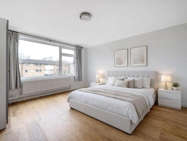 3 bedroom flat for sale in The Shimmings, Boxgrove Road, Guildford, GU1