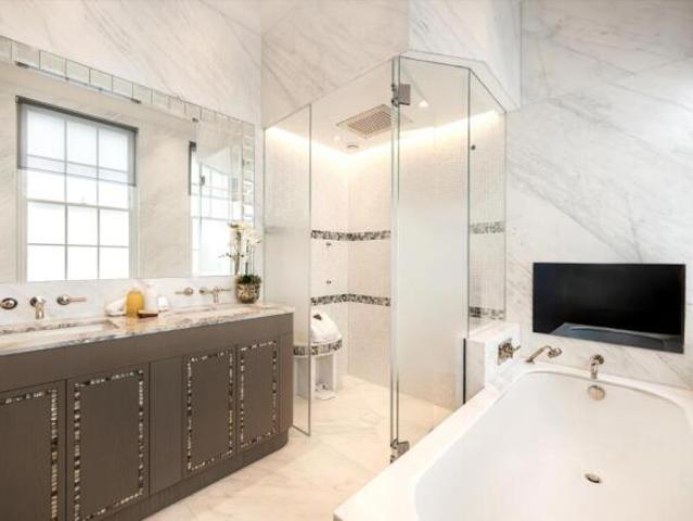 3 bedroom flat for sale in Upper Grosvenor Street, London W1K