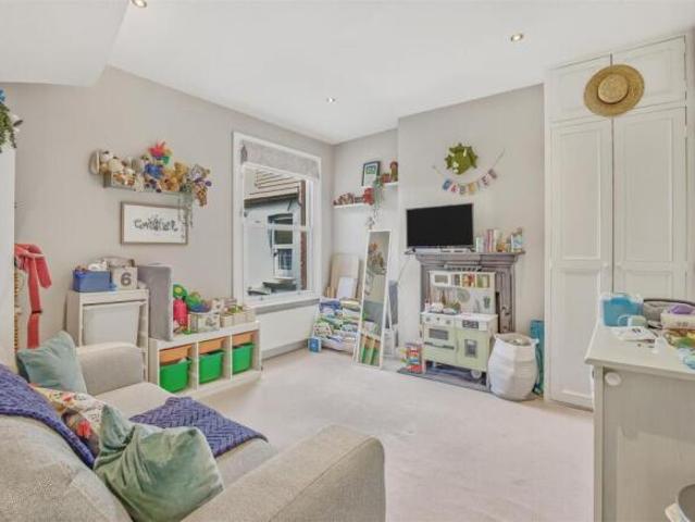 3 bedroom flat for sale in Upper Richmond Road West, East Sheen, SW14