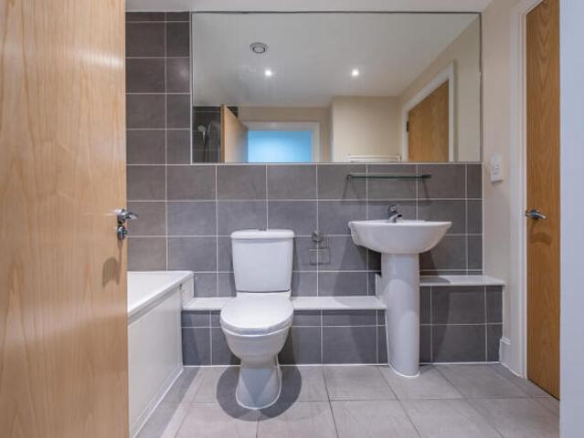3 bedroom flat for sale in Vauxhall Bridge Road, London, SW1V