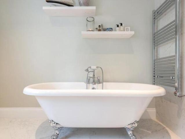 3 bedroom flat for sale in Wandsworth Bridge Road, Fulham, London, SW6