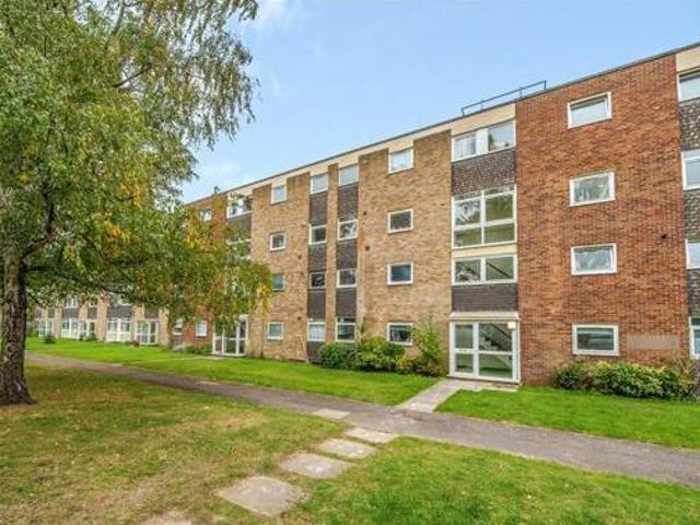 3 Bedroom Flat For Sale In Walton on thames