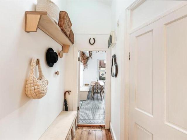 3 bedroom flat for sale in Warren Road, Leyton, London, E10