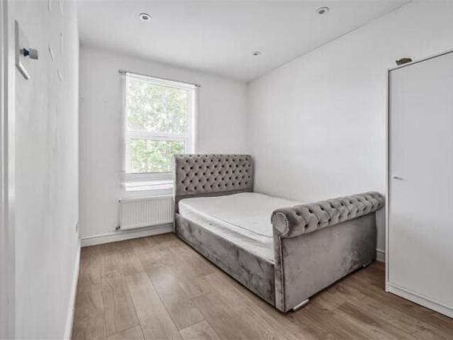 3 bedroom flat for sale in Wells House Road, NW10