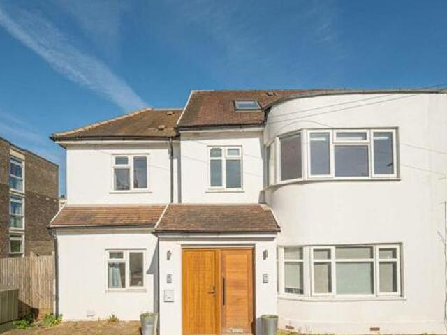 3 Bedroom Flat For Sale In West Finchley, London