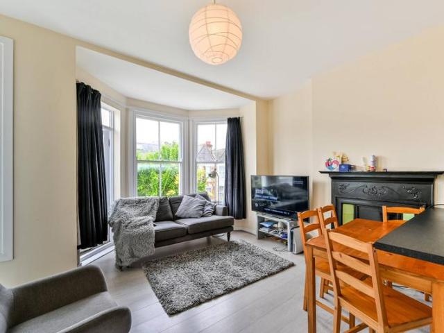 3 Bedroom Flat for Sale in WOODSIDE ROAD