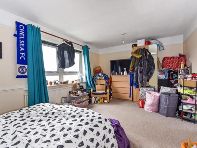 3 bedroom flat for sale in Woolford Close, SO22