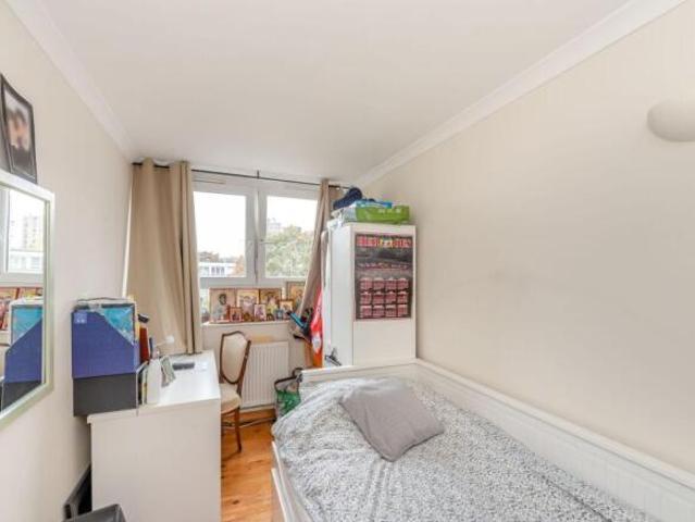 3 bedroom flat for sale in Yelverton Road, Battersea, London, SW11