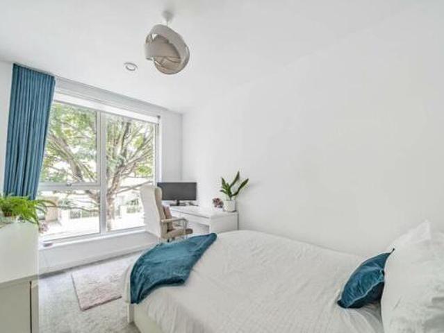 3 Bedroom Flat For Sale In Acton, London