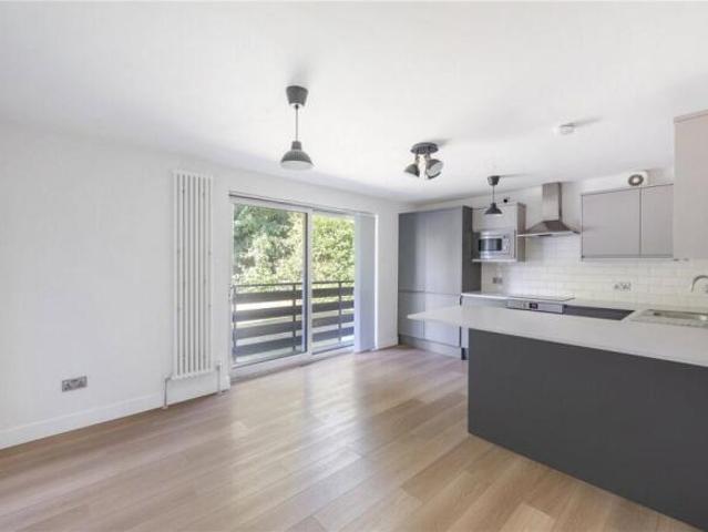 3 bedroom flat for sale in Albemarle Road, Beckenham, BR3