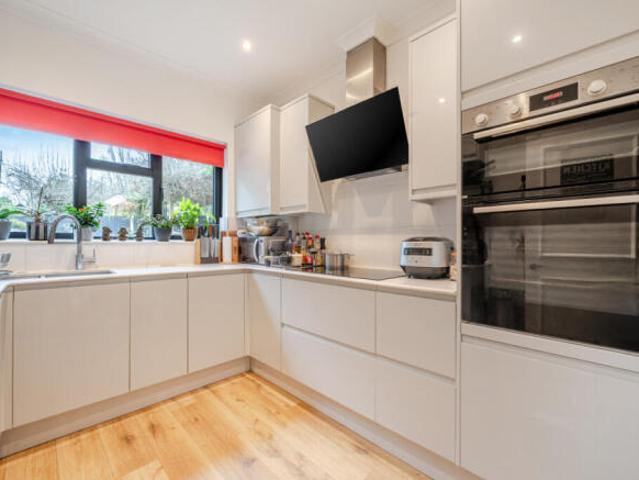 3 bedroom flat for sale in Alexandra Park Road, Muswell Hill, London, N10