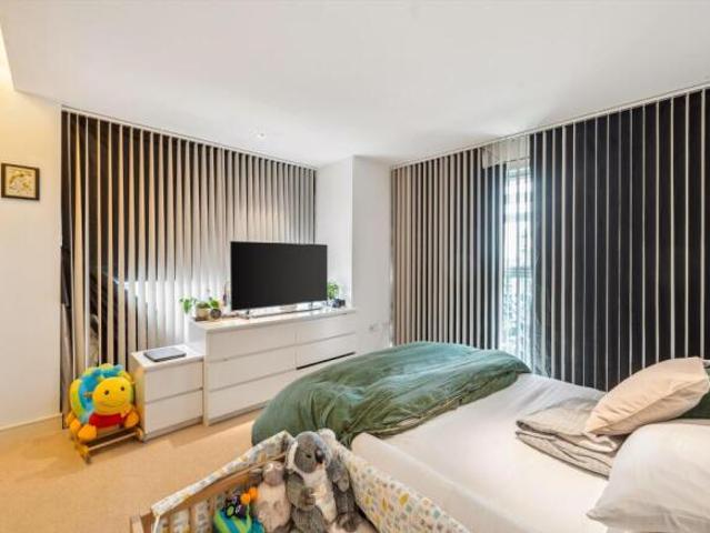 3 bedroom flat for sale in Ascensis Tower, London, SW18