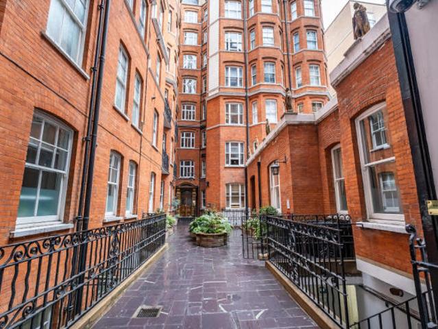 3 bedroom flat for sale in Artillery Row, London, SW1P