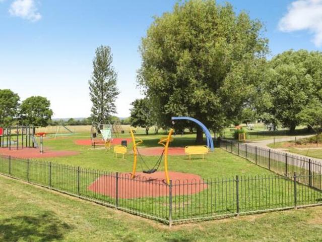 3 bedroom flat for sale in Avebury Avenue, Tonbridge, Kent, TN9