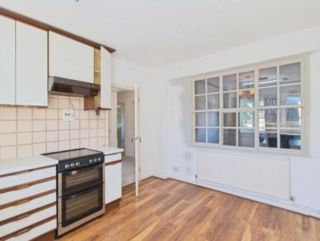 3 bedroom flat for sale in Beaconsfield Road, London, SE9