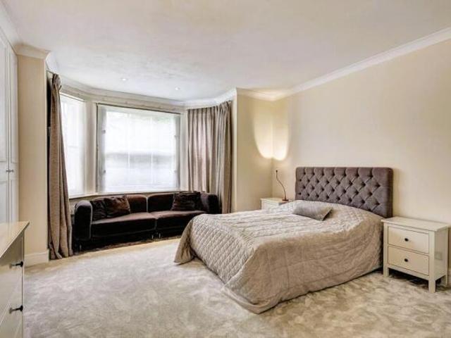 3 bedroom flat for sale in Belsize Square, Belsize Park, London, NW3