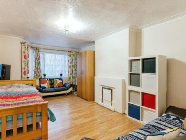 3 bedroom flat for sale in Beulah Hill, London, SE19