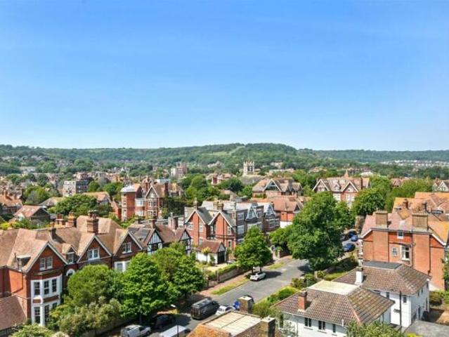 3 bedroom flat for sale in Bolsover Road, Eastbourne, BN20