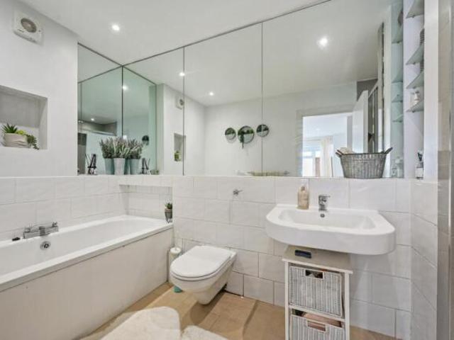 3 bedroom flat for sale in Boscombe Road, Shepherd's Bush, London, W12