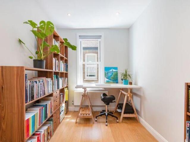 3 bedroom flat for sale in Boundaries Road, Balham, SW12 8HF, SW12