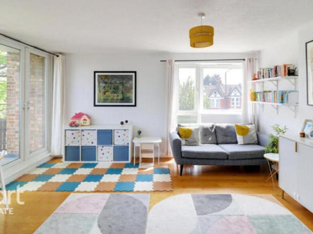 3 bedroom flat for sale in Bowes Road, London, N11