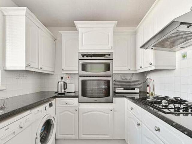 3 Bedroom Flat For Sale In Brixton Hill, London
