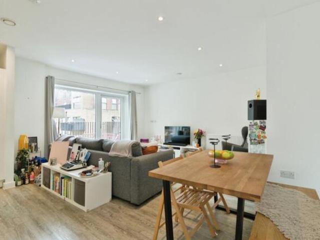 3 bedroom flat for sale in Brumwell Avenue, LONDON, SE18
