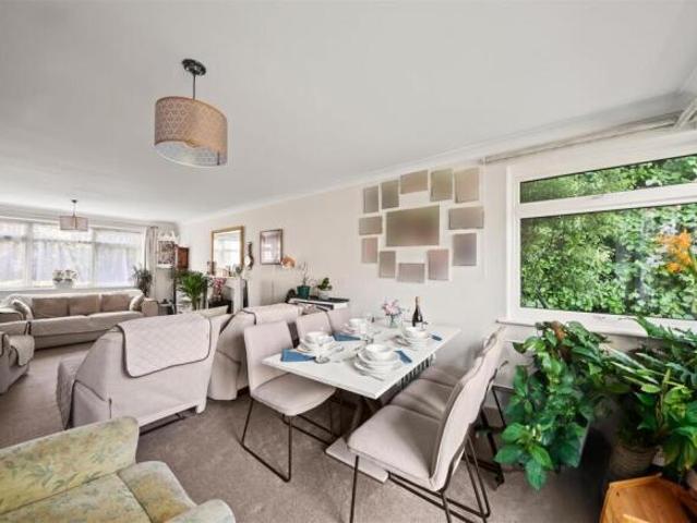 3 bedroom flat for sale in Buckingham Close, Guildford, GU1
