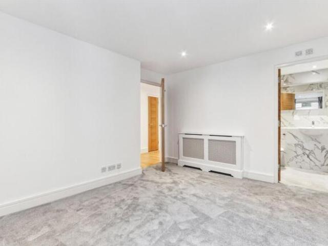 3 bedroom flat for sale in Buckingham Palace Road, SW1W