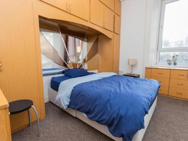 3 bedroom flat for sale in Butterbiggins Road, Glasgow, G42