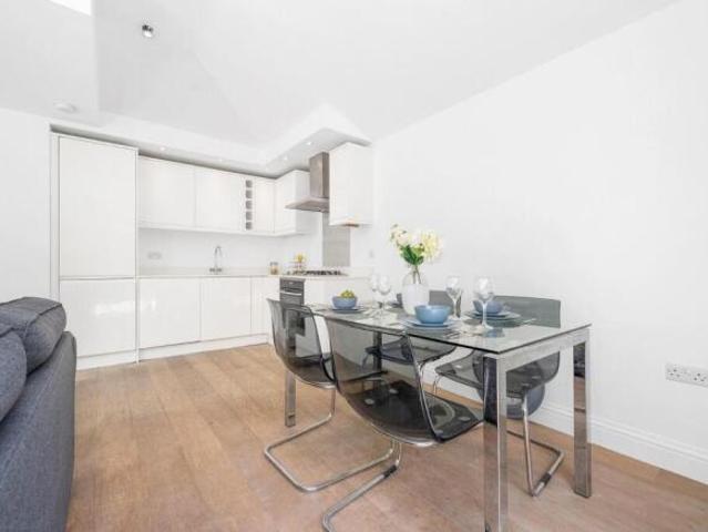 3 bedroom flat for sale in Byrne Road, SW12