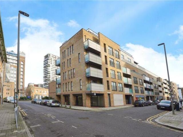3 bedroom flat for sale in Chatfield Road, London, SW11