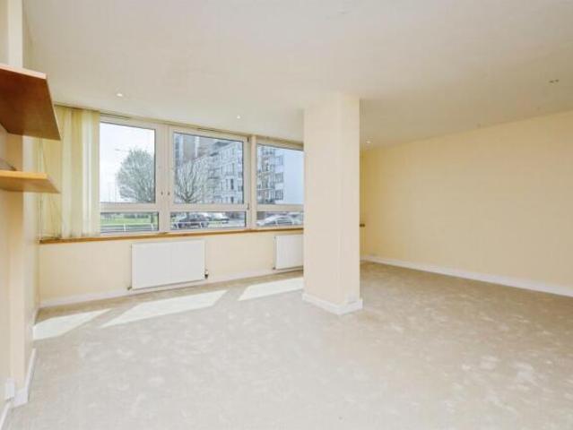 3 bedroom flat for sale in Chiswick Place, Eastbourne, BN21